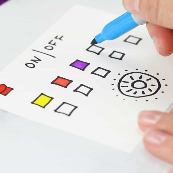 EASY DIY RECYCLED CARDBOARD TV SHOWING OFF YOUR KIDS' ART