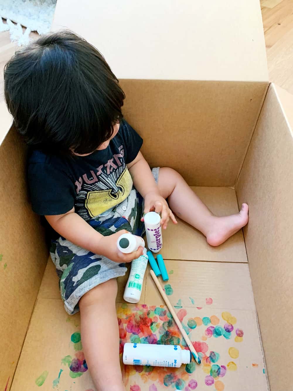 BABY TODDLER PAINTING IN A CARDBOARD BOX - hello, Wonderful
