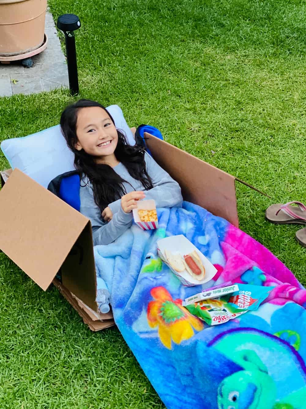 HOW TO SET UP AN OUTDOOR MOVIE NIGHT FOR KIDS - hello, Wonderful